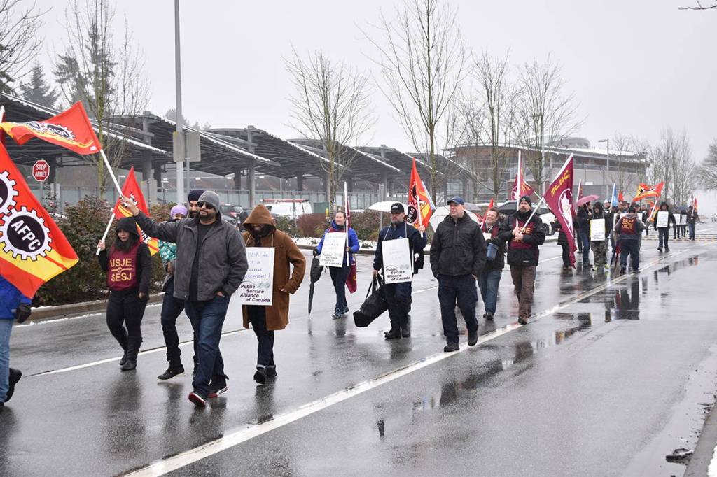 CBSA union members stage rally at Peace Arch border crossing | Peace ...